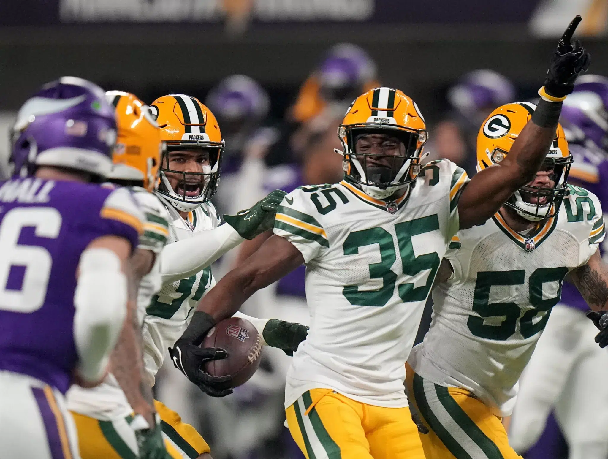 Packers Give Fans a Happy New Year, Punish Vikings 33-10